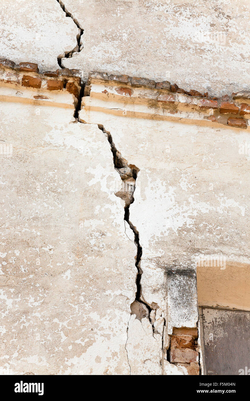 crack in the wall Stock Photo - Alamy