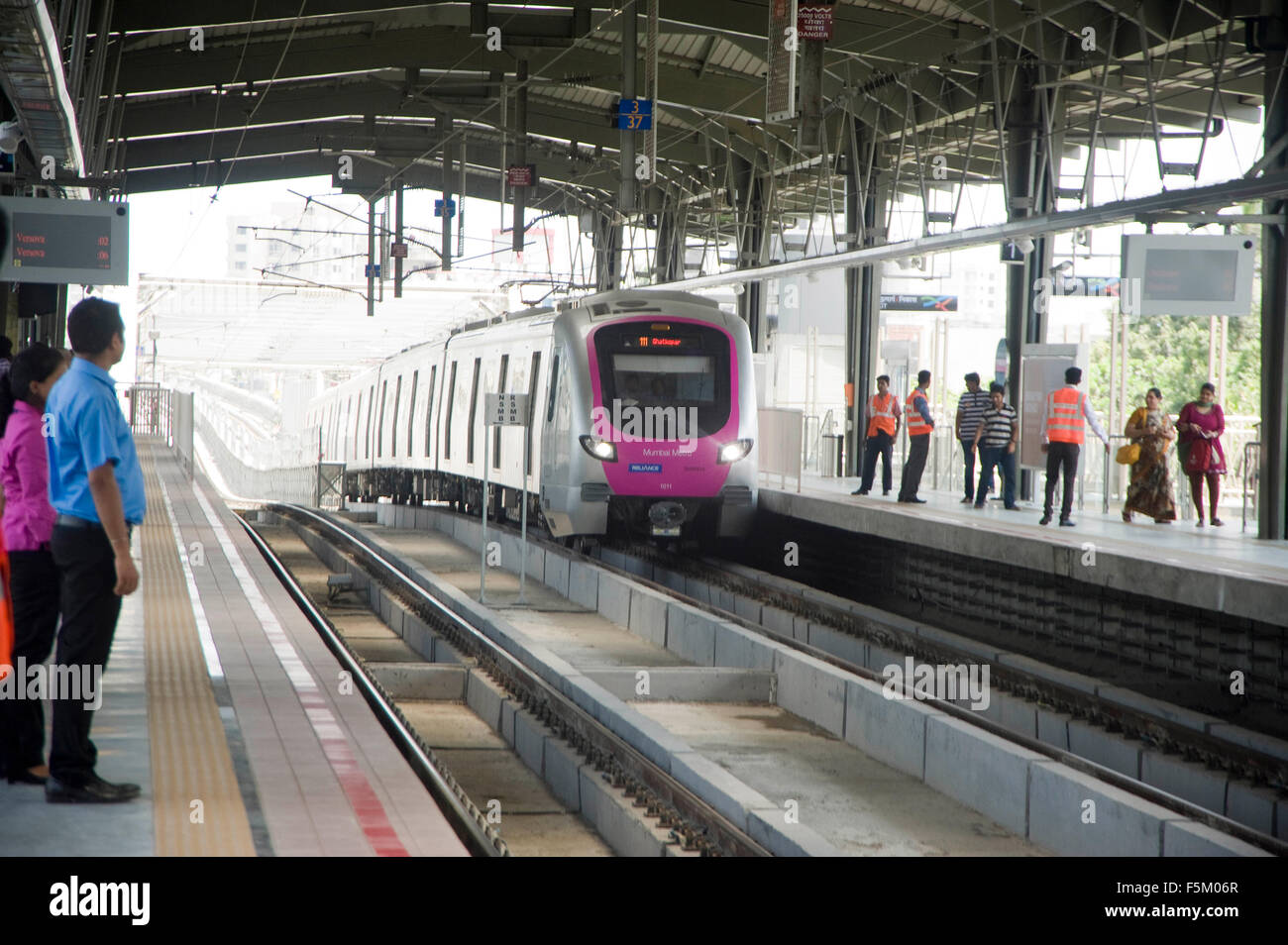 Mumbai metro rail platform hi-res stock photography and images - Alamy