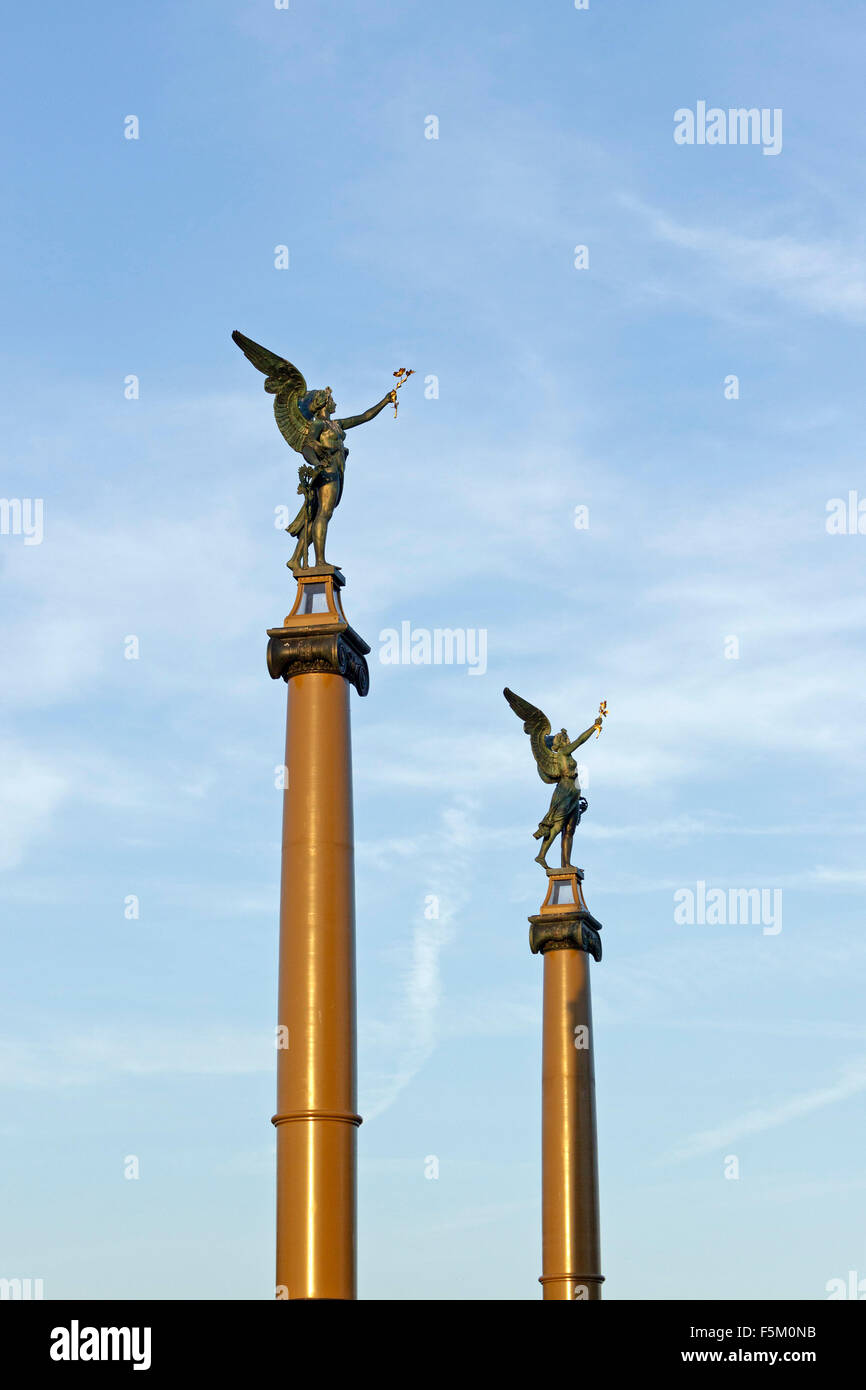 Bridge columns hi-res stock photography and images - Alamy