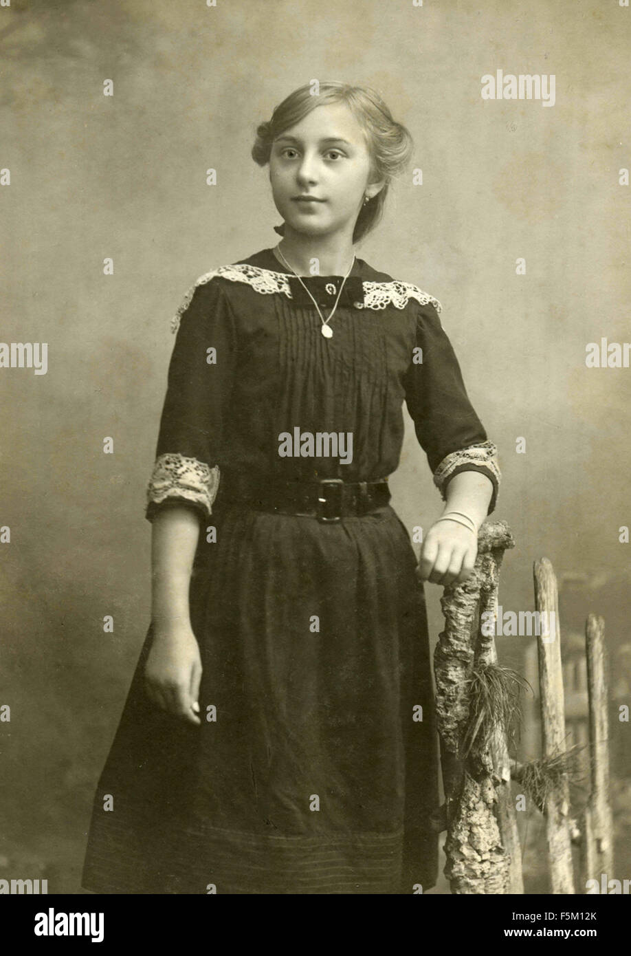1900 girl portrait hi-res stock photography and images - Alamy