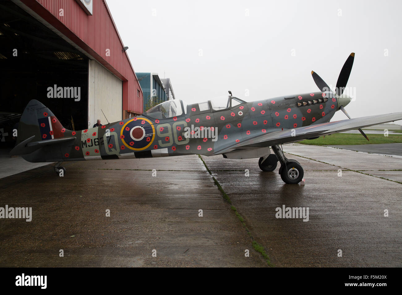 Spitfire in hangar hi-res stock photography and images - Alamy