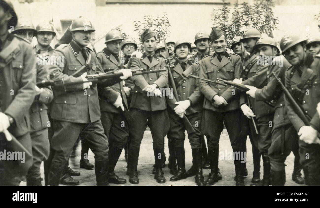 Group of soldiers of the Italian Army Stock Photo - Alamy