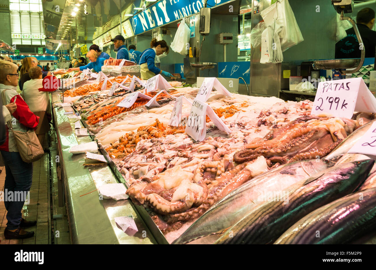 Fish market stands hi-res stock photography and images - Alamy