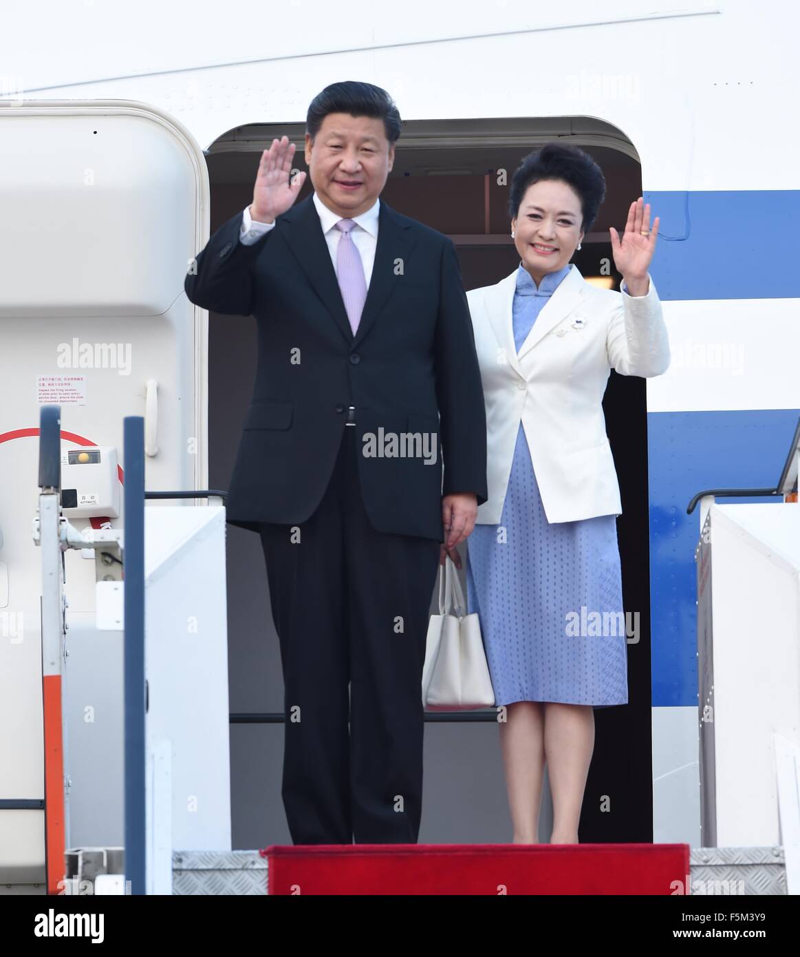 Singapore. 6th Nov, 2015. Chinese President Xi Jinping (L) and his wife ...