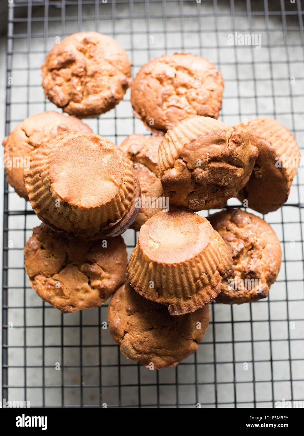 Muffins cooling rack hi-res stock photography and images - Alamy