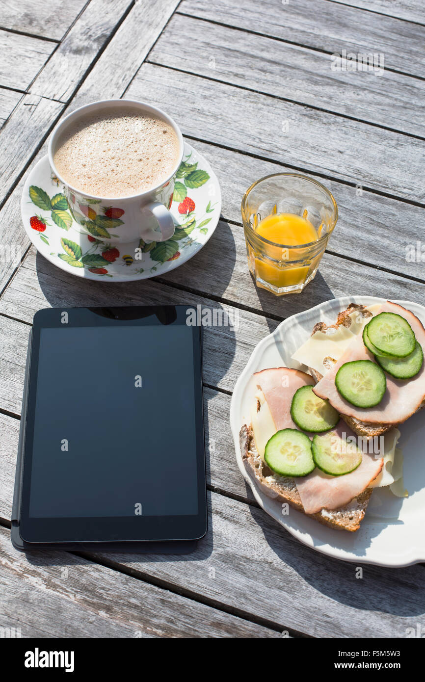 Digital tables hi-res stock photography and images - Alamy