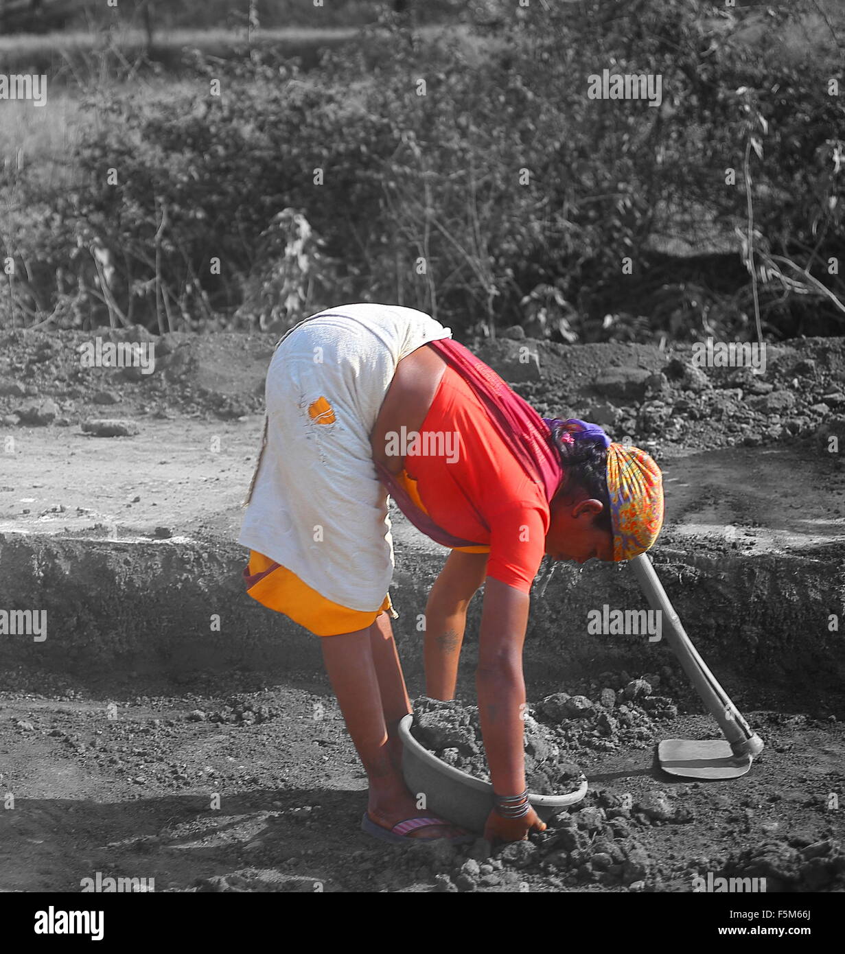 Manual labour by women hi-res stock photography and images - Alamy