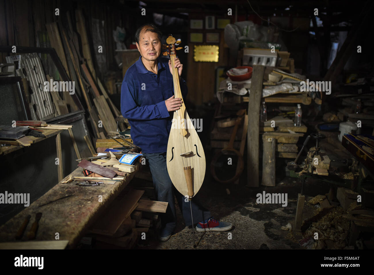 Lute making hi-res stock photography and images - Alamy