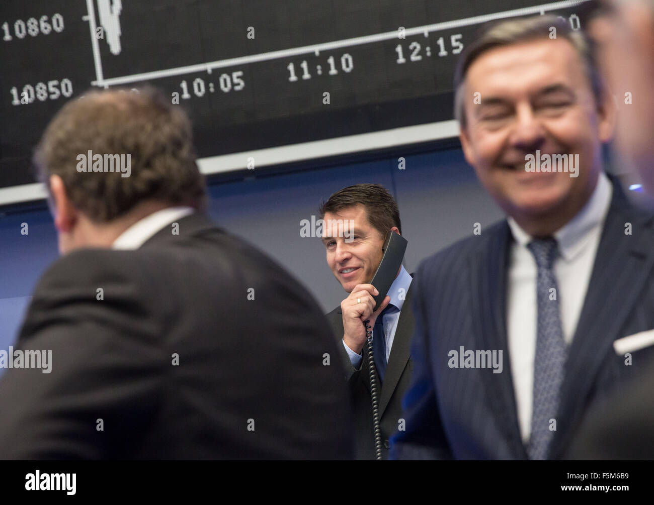 Frankfurt, Germany. 6th Nov, 2015. Broker Ingo Kreisinger (c) speaks on ...