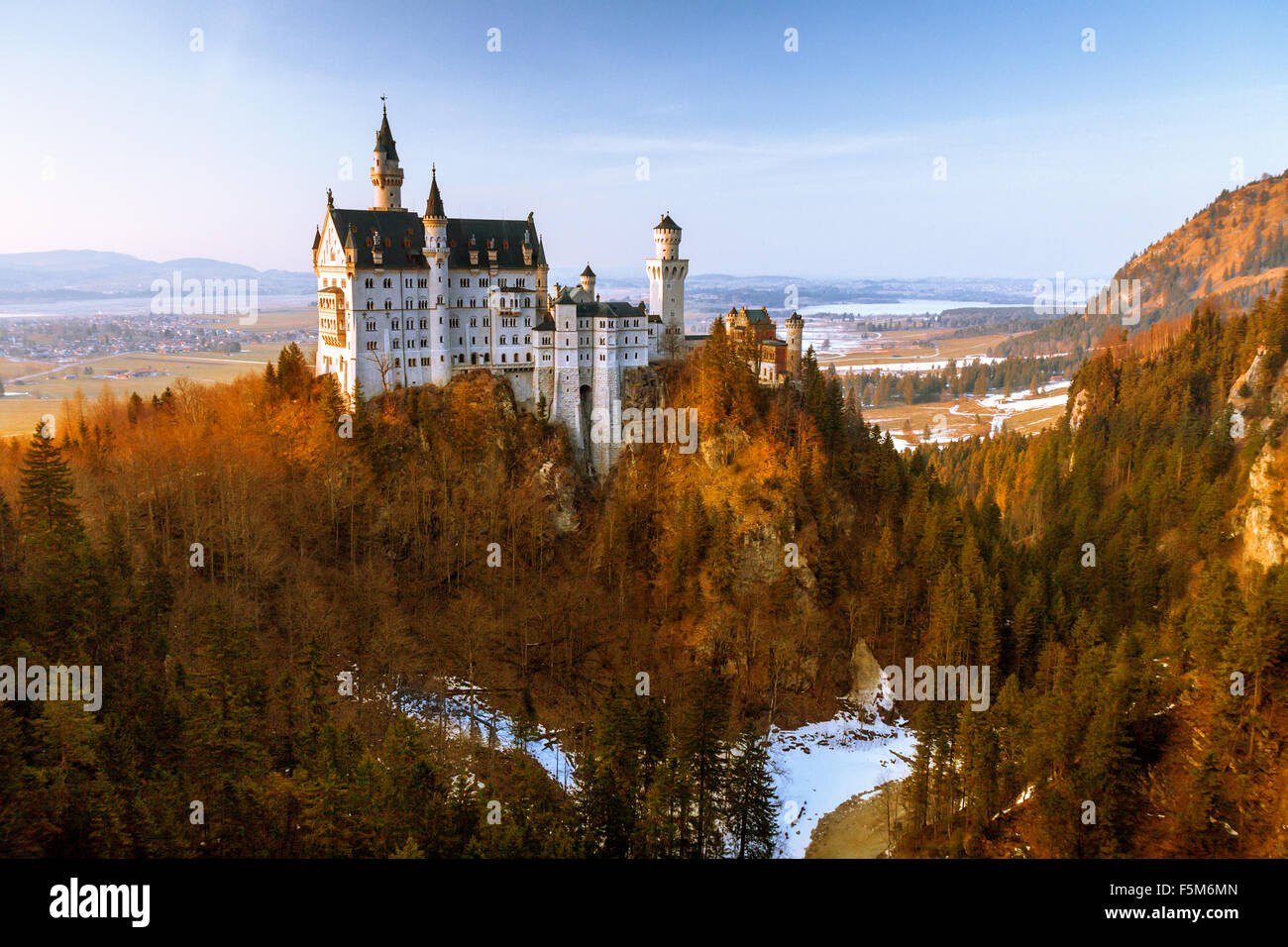 Autumn view of famous Neuschwanstein Castle, Fussen, Bavaria, Germany ...