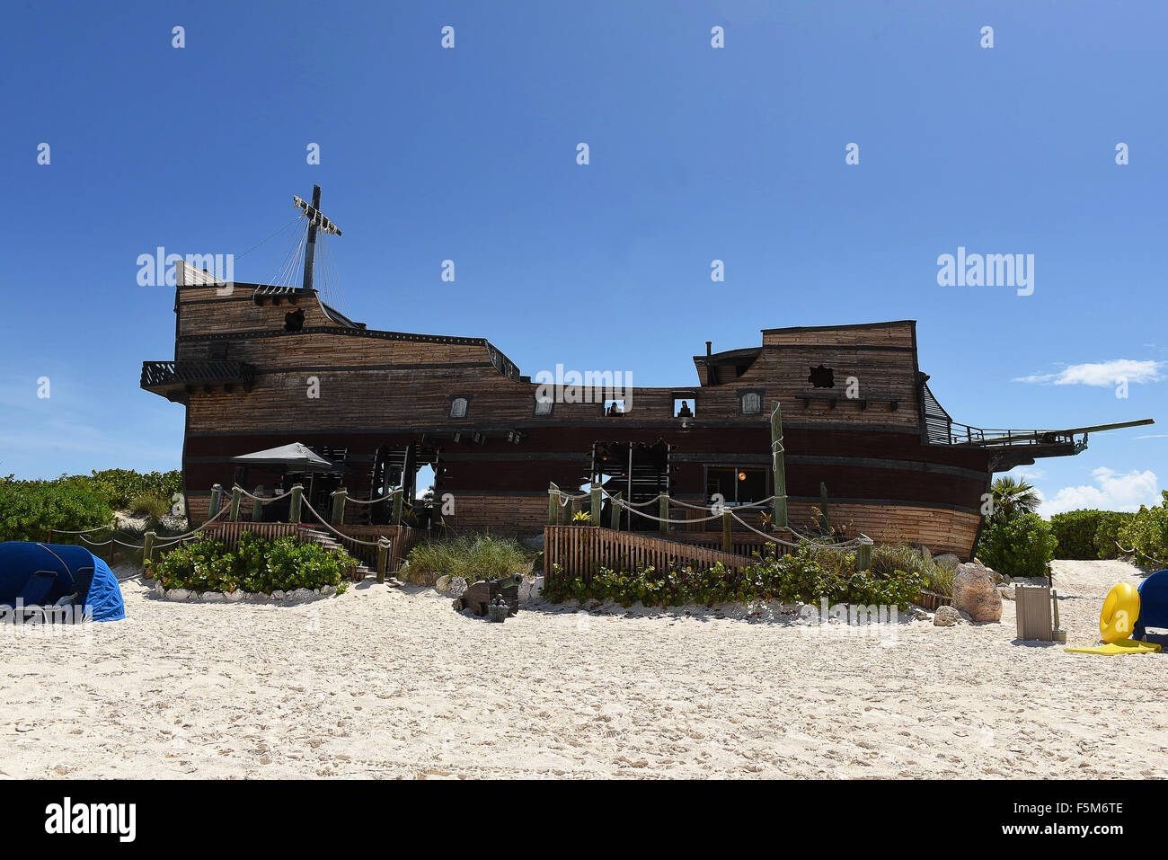 Pirate style ship setting Stock Photo - Alamy
