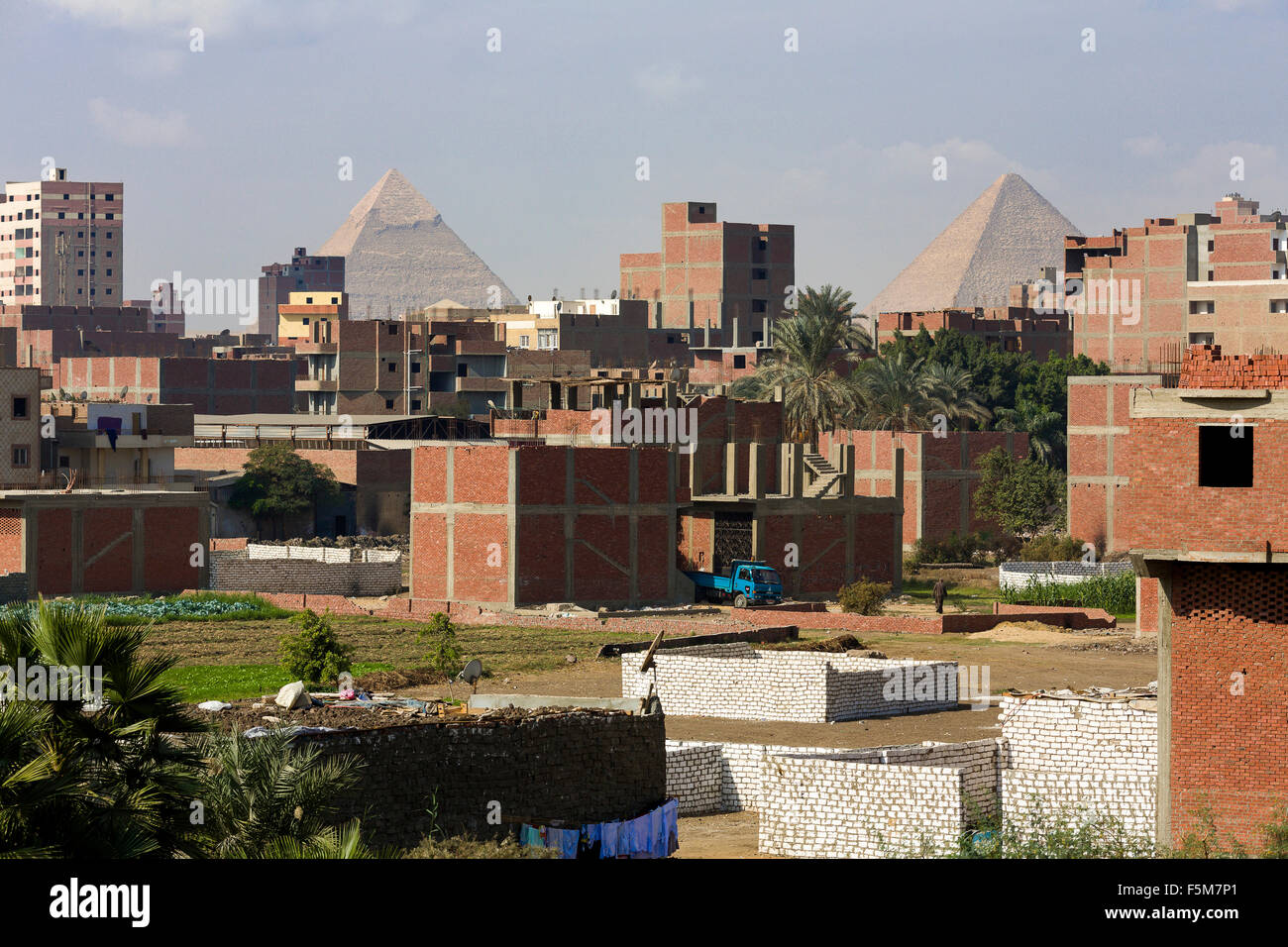 Egypt, Cairo: the pyramids viewed from the city Stock Photo - Alamy