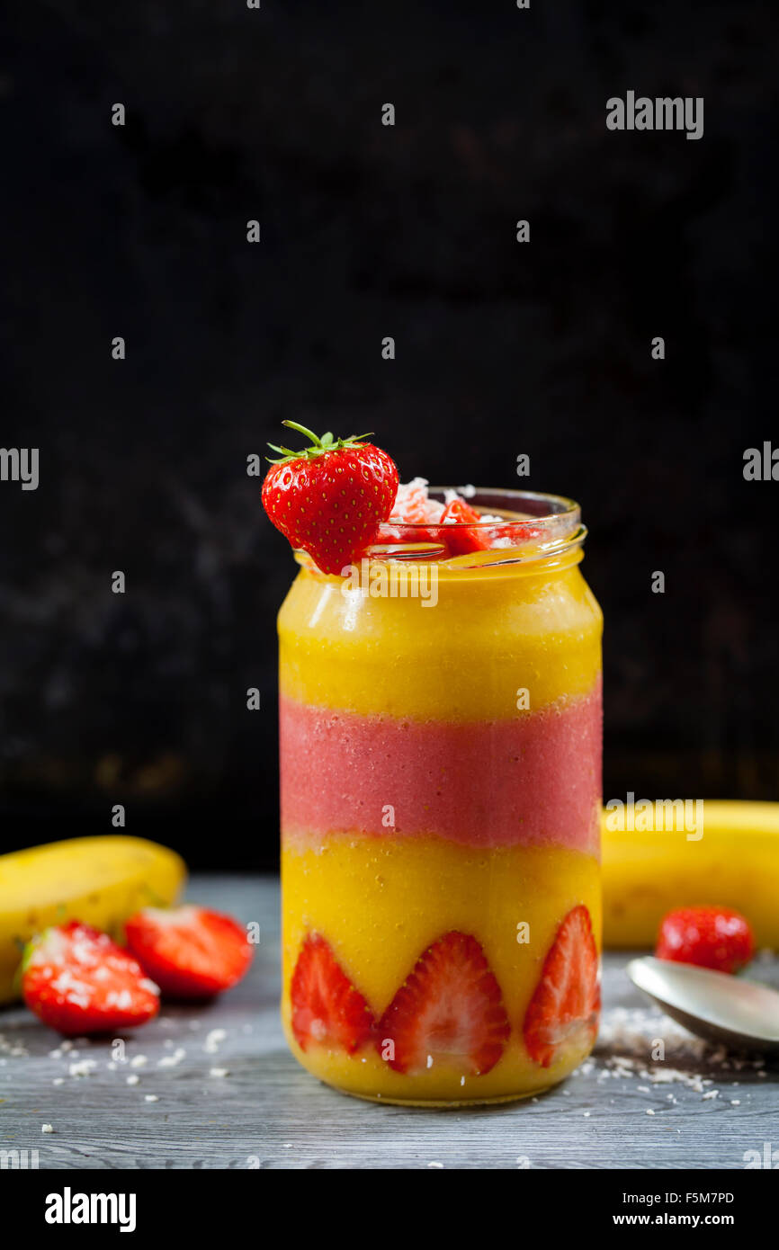 Mango and strawberry smoothie Stock Photo - Alamy