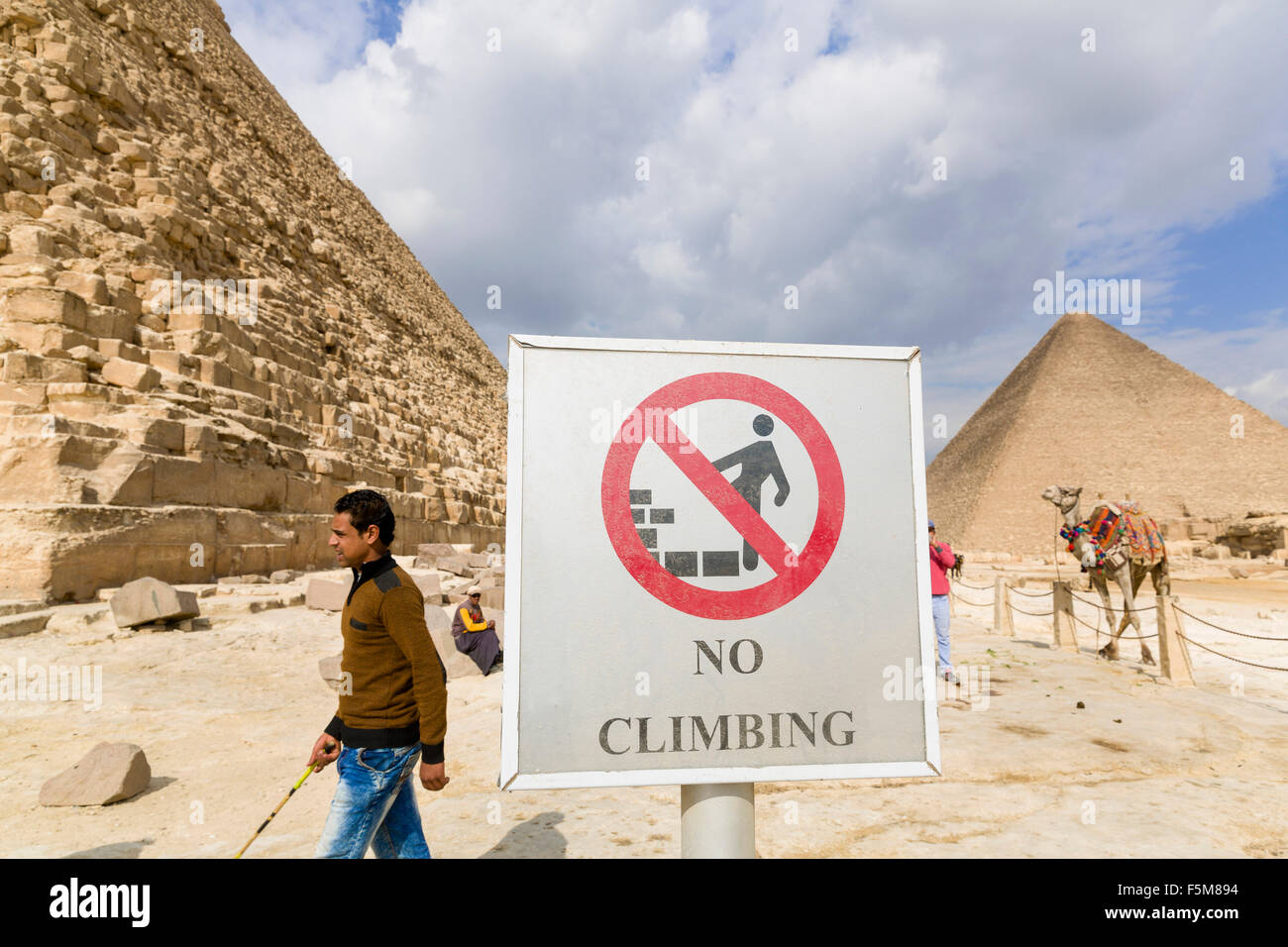 Climbing great pyramid egypt hi-res stock photography and images - Alamy