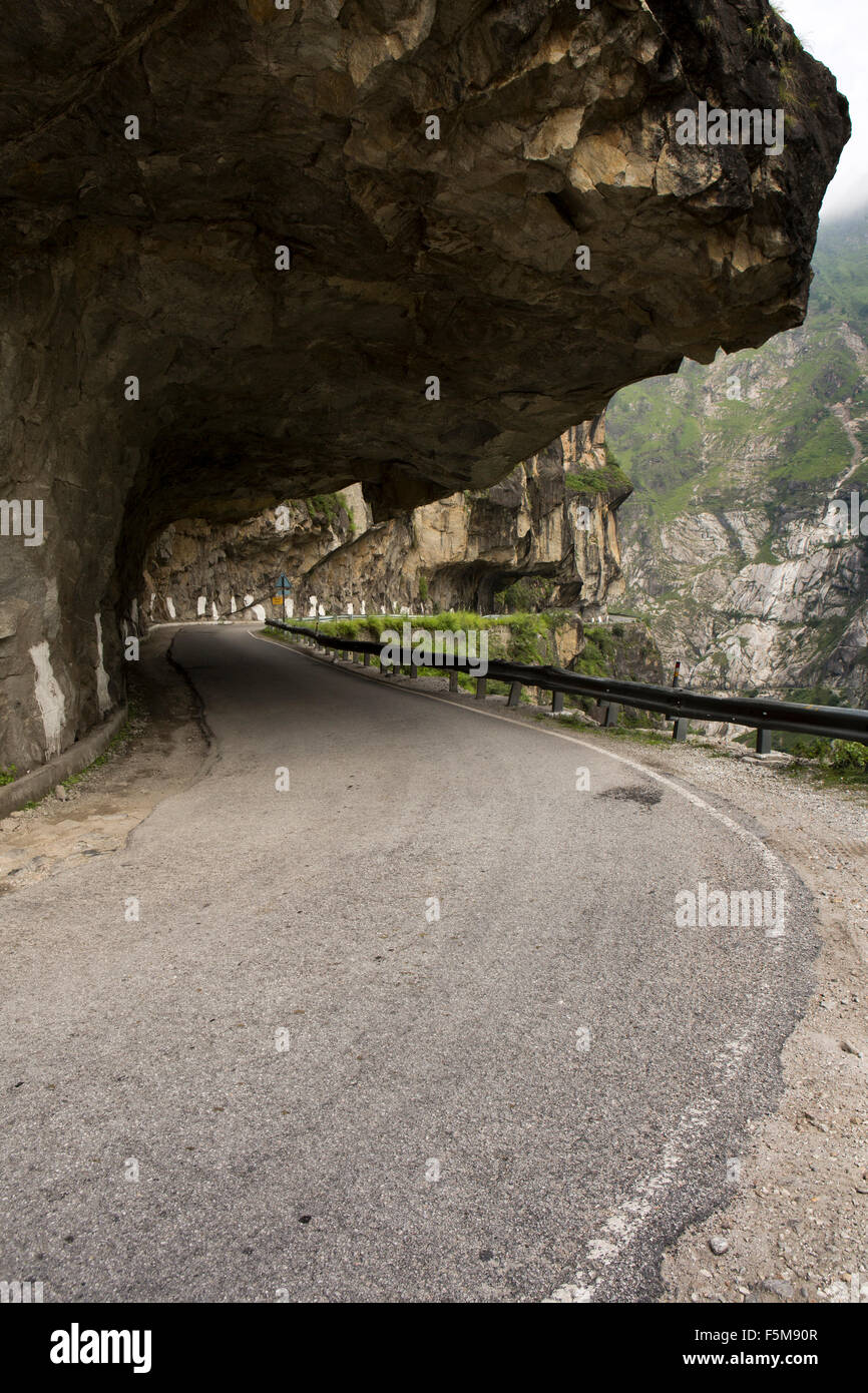 Overhanging cliffs hi-res stock photography and images - Alamy