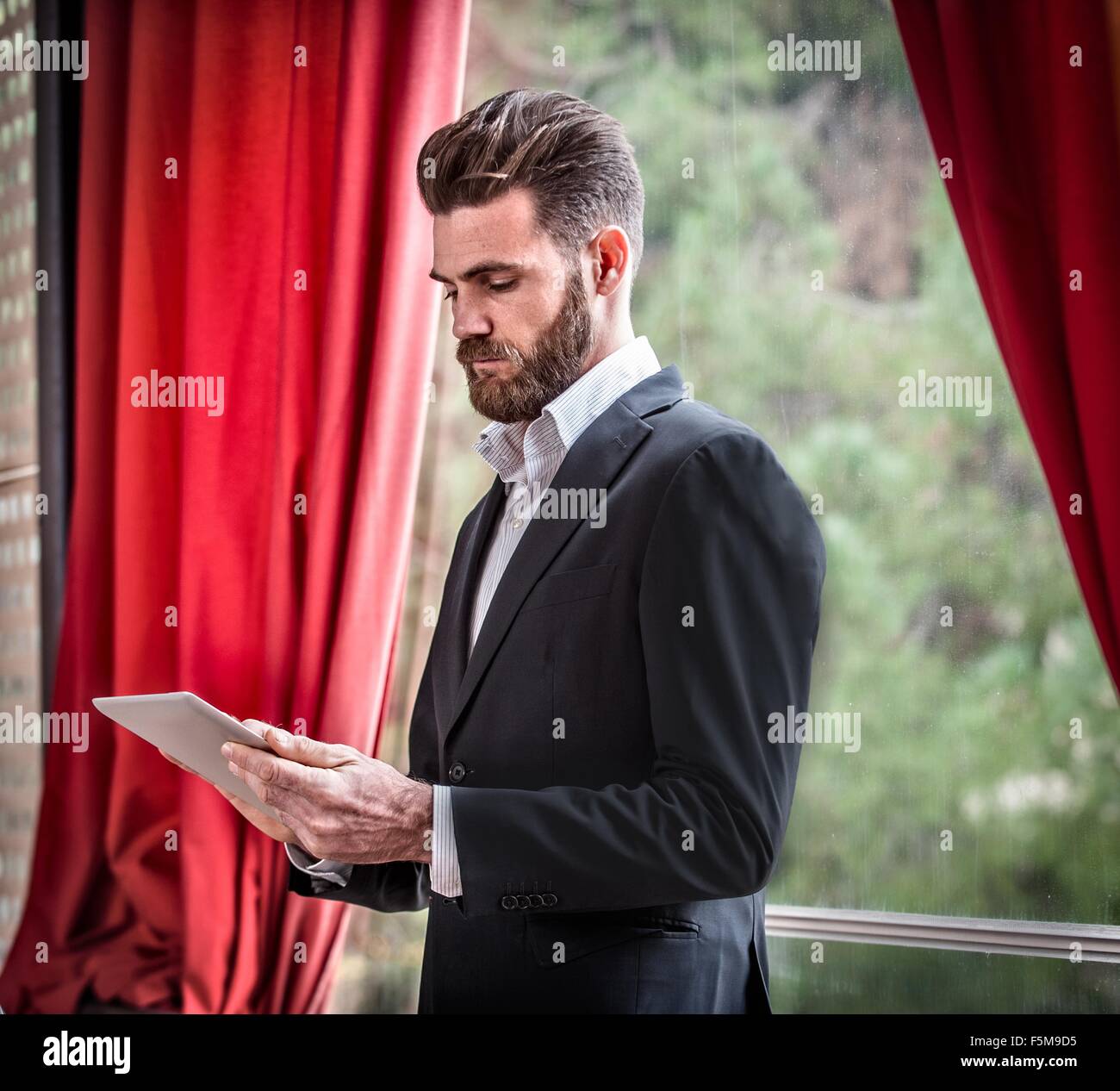 Wearing suit hi-res stock photography and images - Alamy