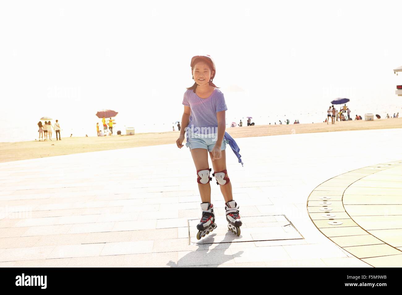 Girl rollerblading hi-res stock photography and images - Alamy