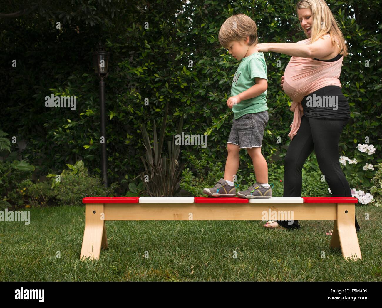 Balance bar hi-res stock photography and images - Alamy