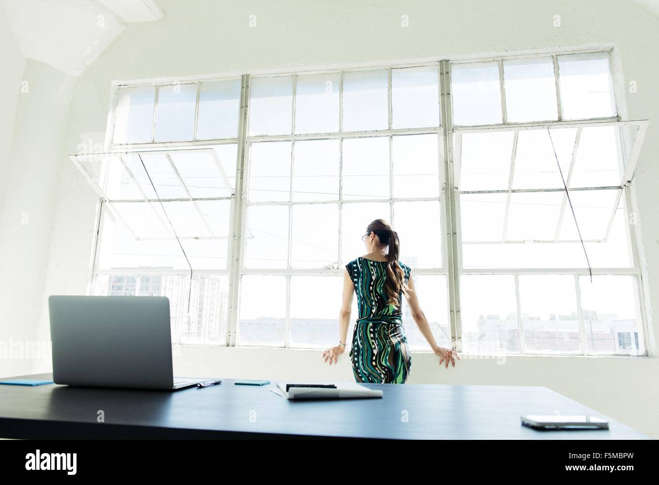 Office window hi-res stock photography and images - Alamy