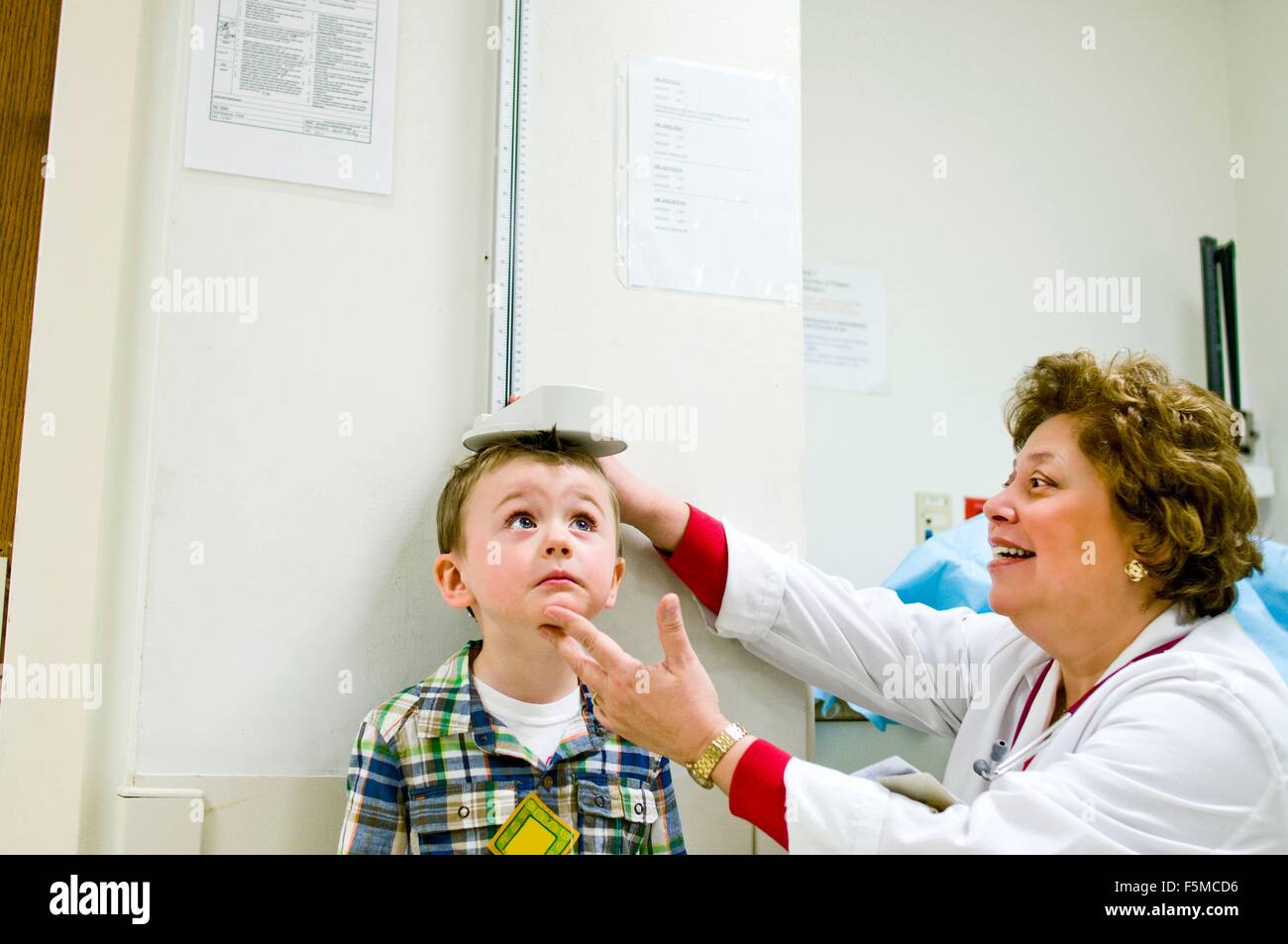 Doctor checking height child hi-res stock photography and images - Alamy