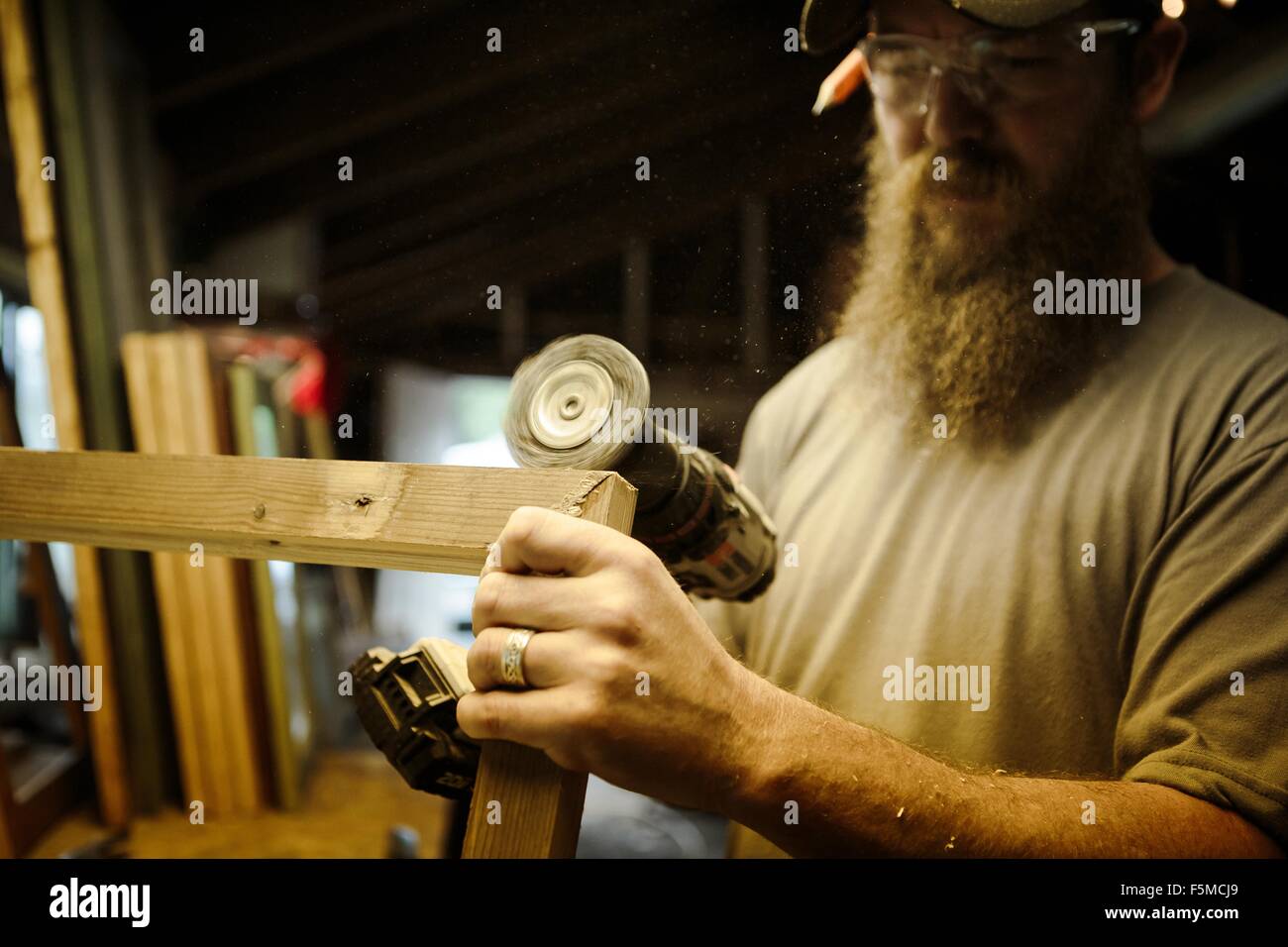 Carpenter working in wood hi-res stock photography and images - Alamy