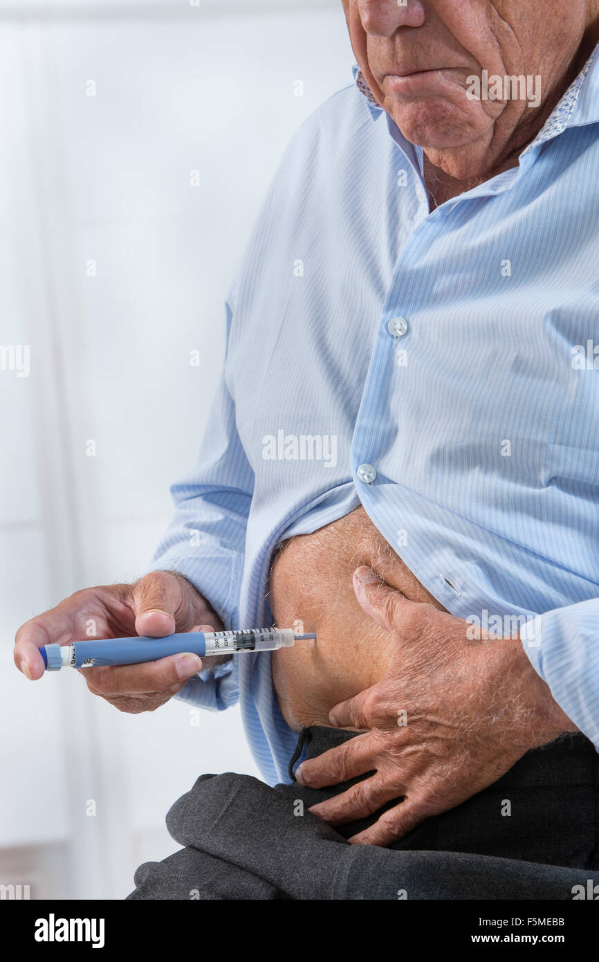 Senior diabetes patient injecting insulin hi-res stock photography and ...
