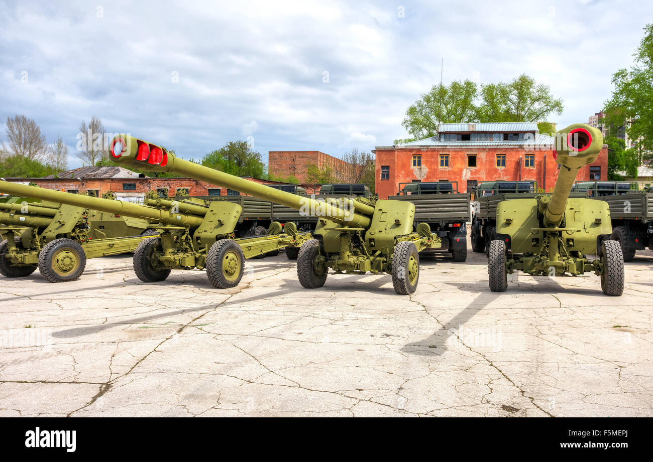 Russian 152 mm howitzer 2A65 MSTA-B Stock Photo - Alamy