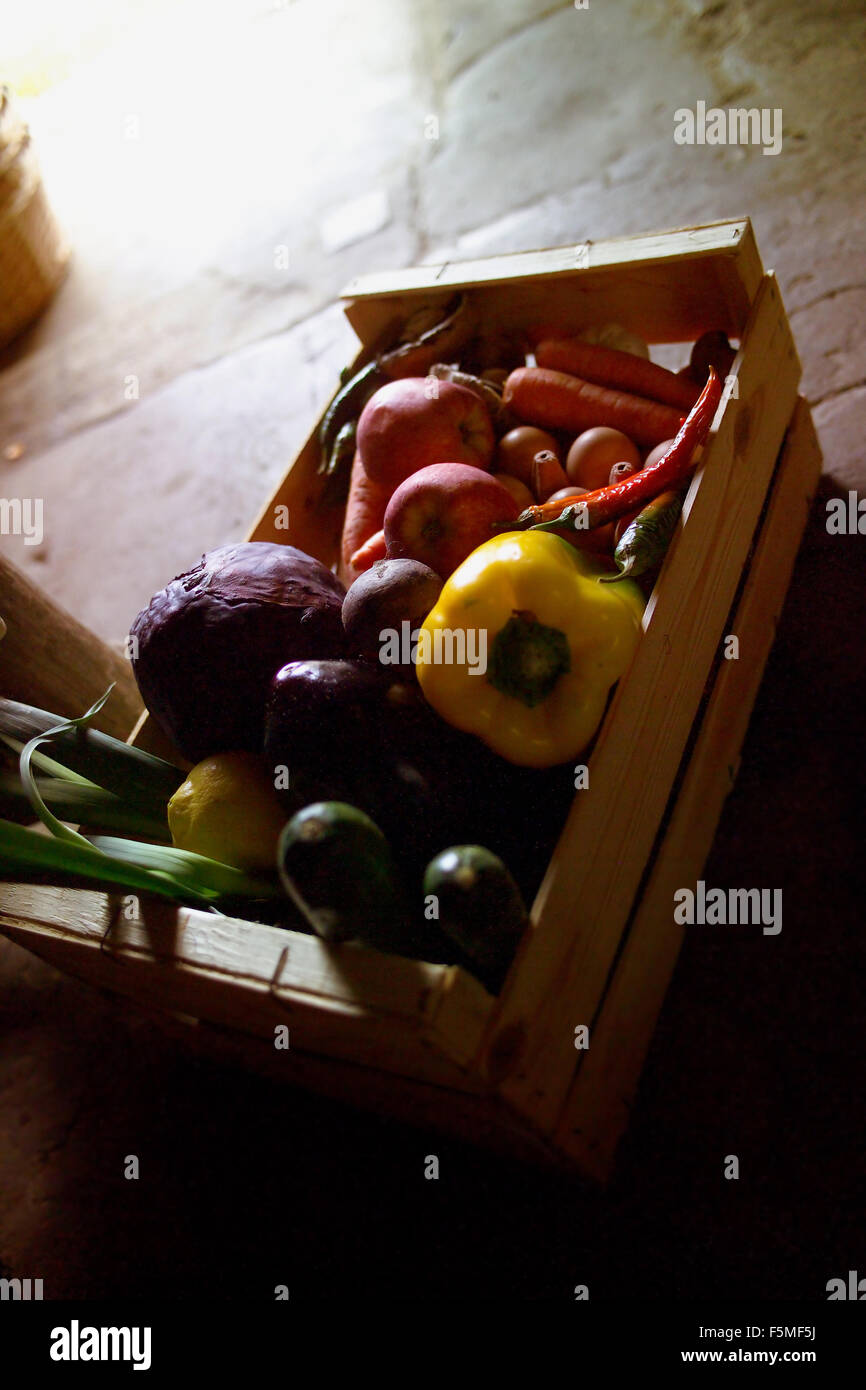 Wooden box containing mixed fruit and vegetables Stock Photo - Alamy