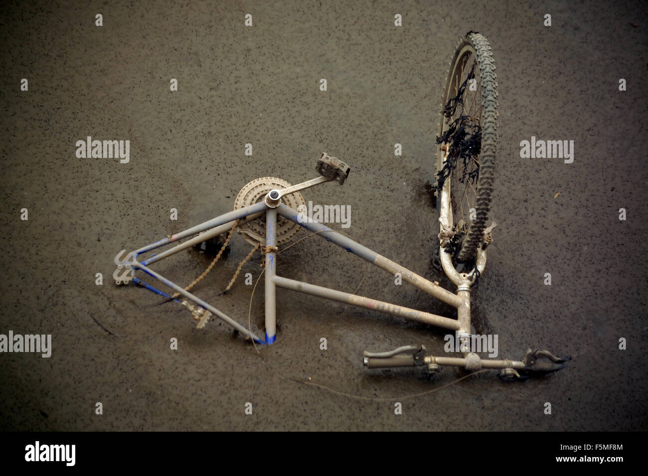 Pollution / Discarded bike in muddy river Stock Photo - Alamy
