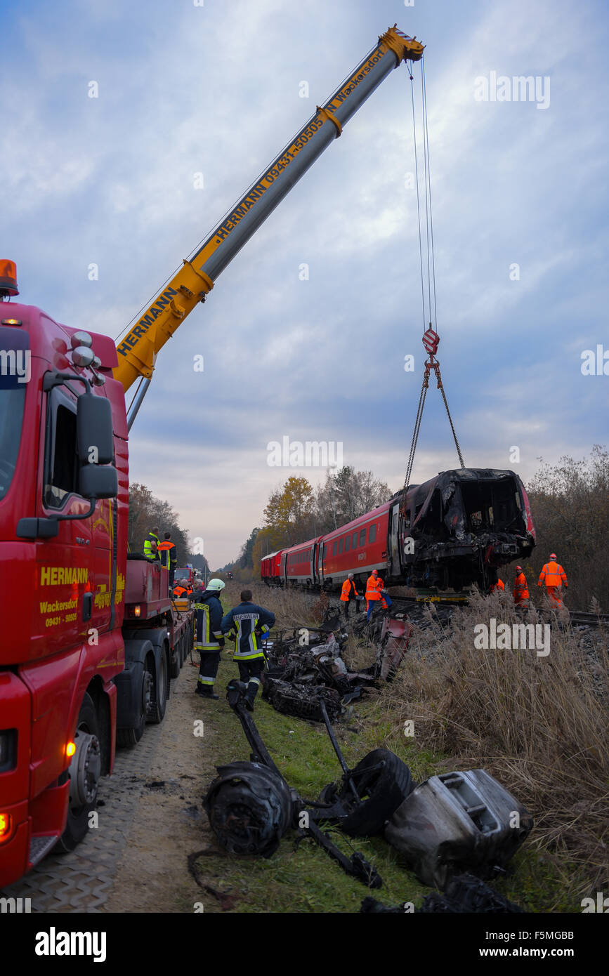 Freihung, Germany. 6th Nov, 2015. A damaged train is slifted by a crane ...