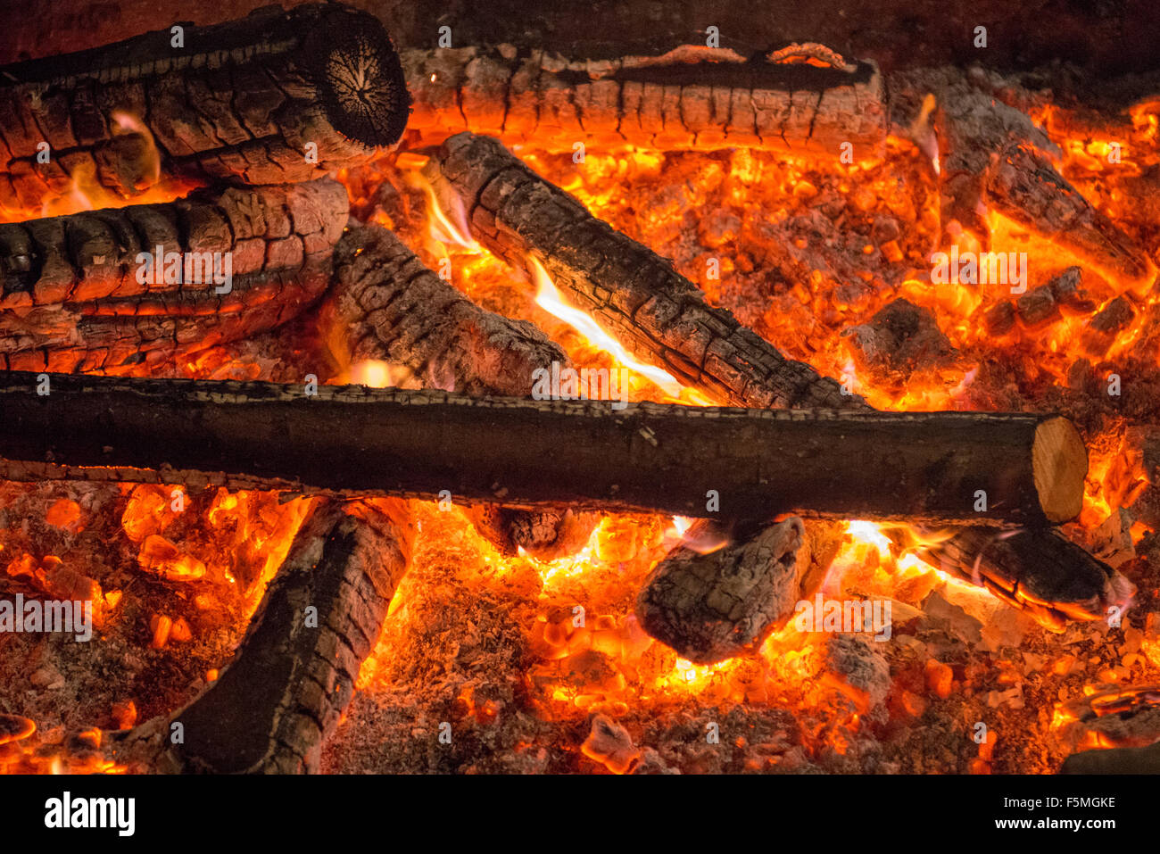 Open fire wood hi-res stock photography and images - Alamy