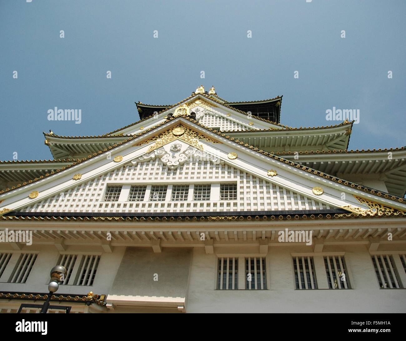 Roof tiles japanese castle japan hi-res stock photography and images ...