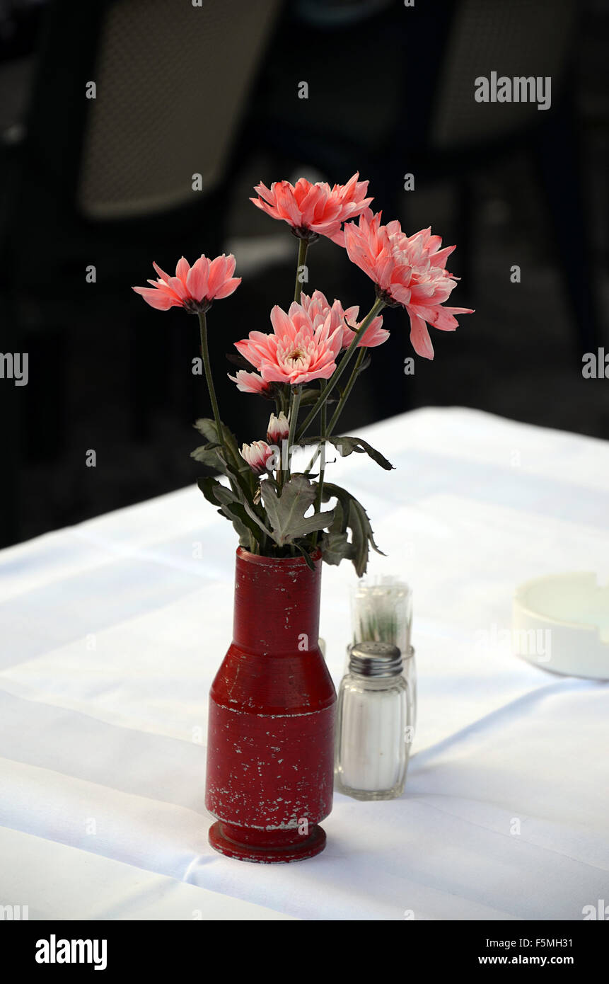 Outside Restaurant Table Flower Arrangement Stock Photo - Alamy