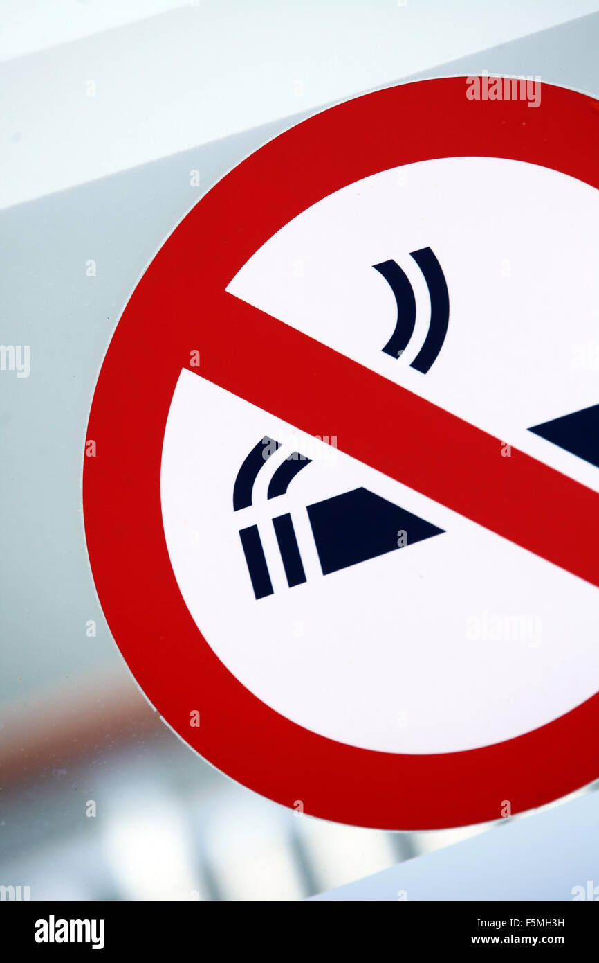 Color image of a 'Non Smoking' sign on a window Stock Photo - Alamy