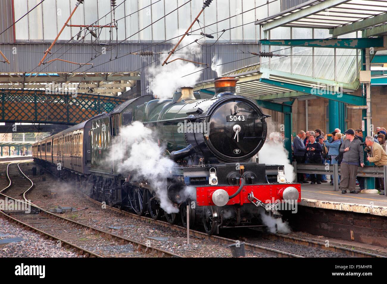 Steam train GWR Castle Class 4-6-0 5043 Earl of Mount Edgcumbe ...