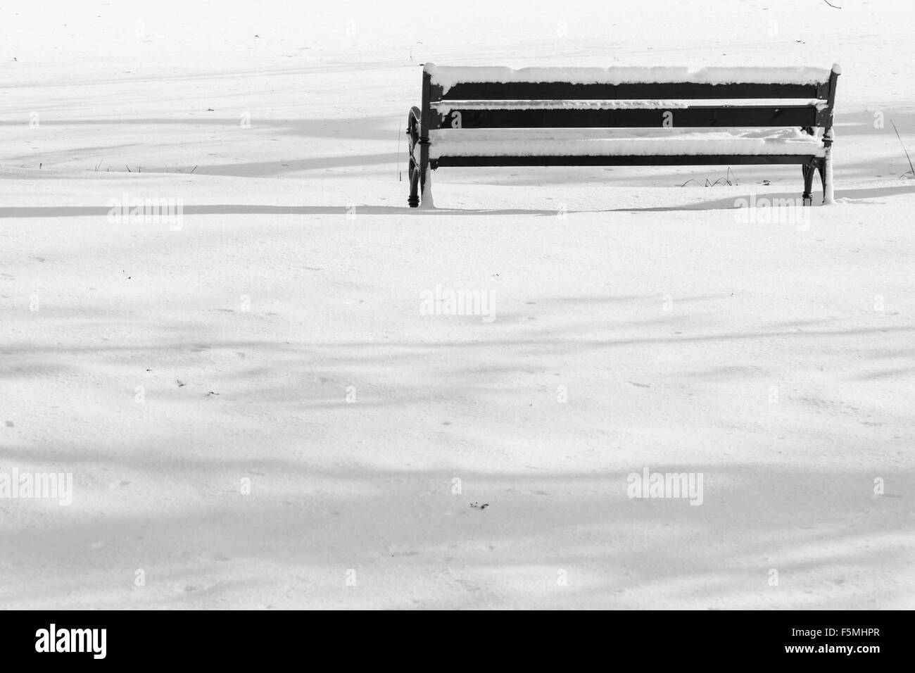 Empty wooden bench - winter Stock Photo - Alamy