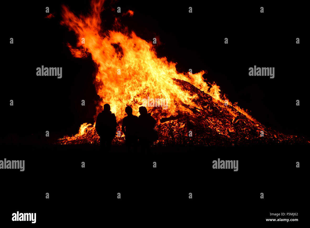 Nov. 5th A warm dry evening brought several thousand people out to an ...