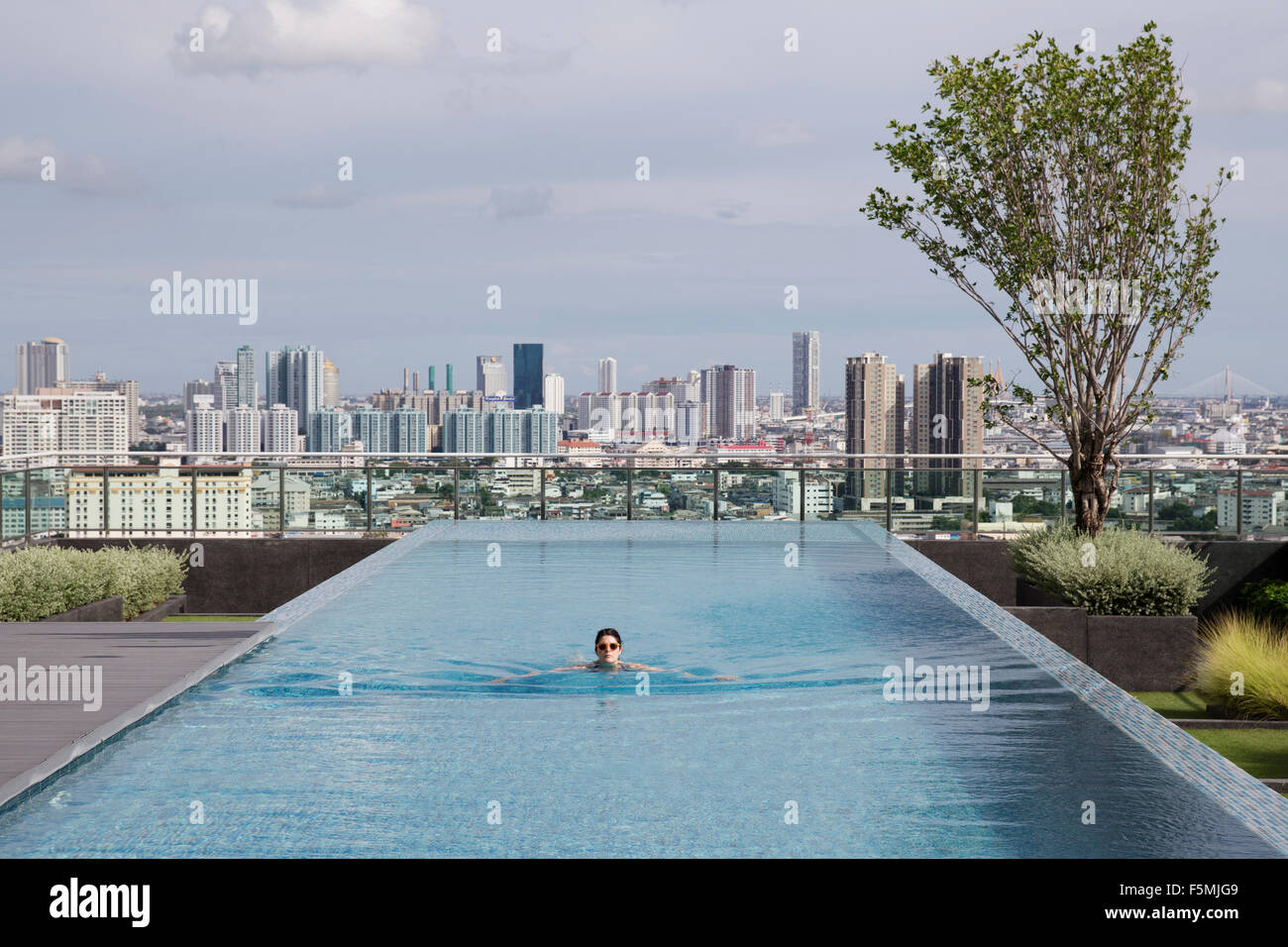Rooftop pool hi-res stock photography and images - Alamy