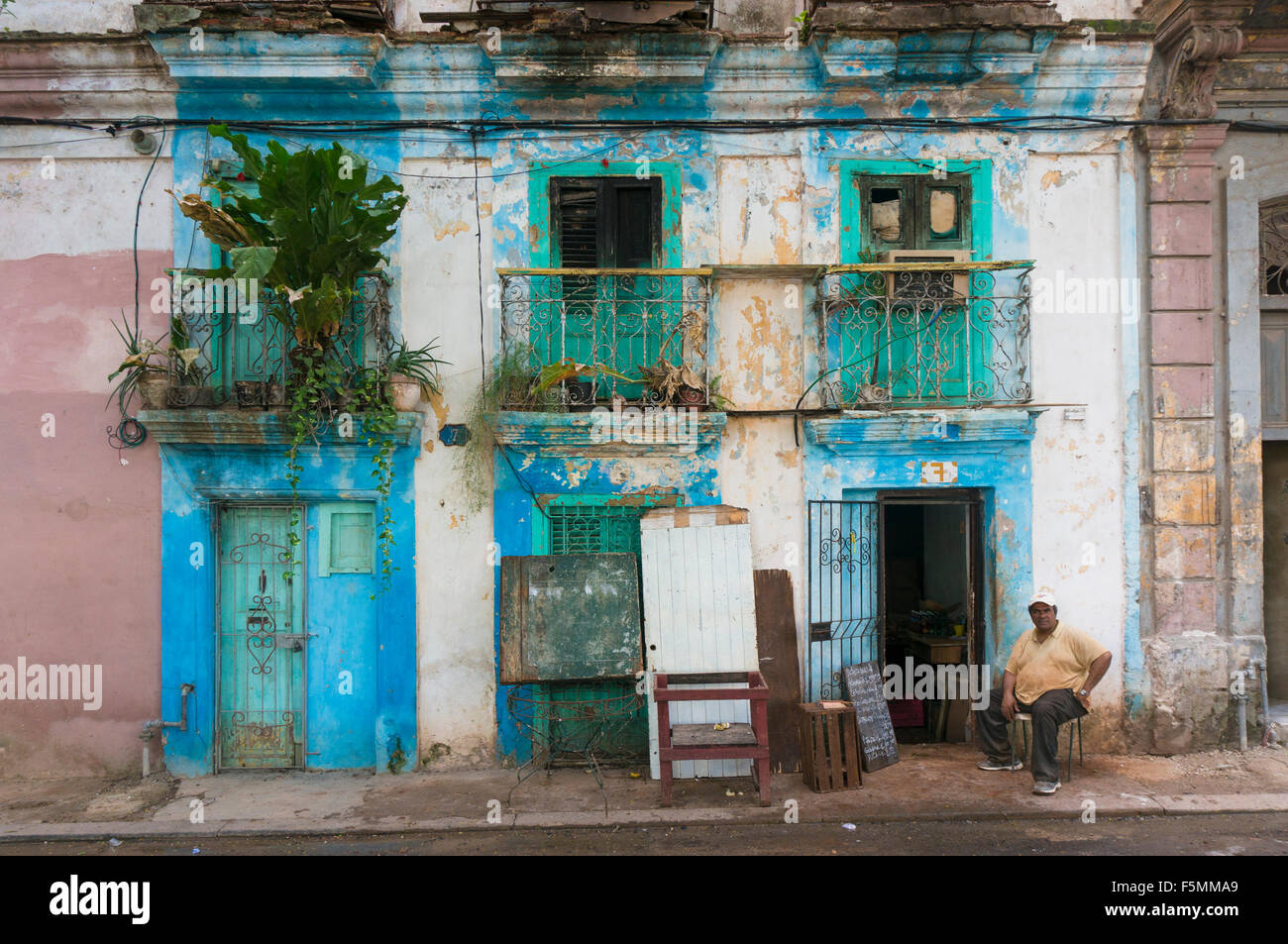 Run-down building in Old Havana, Cuba Stock Photo - Alamy