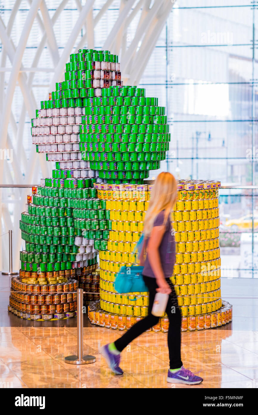 (151106) -- NEW YORK, Nov. 6, 2015 (Xinhua) -- A girl walk past cartoon ...