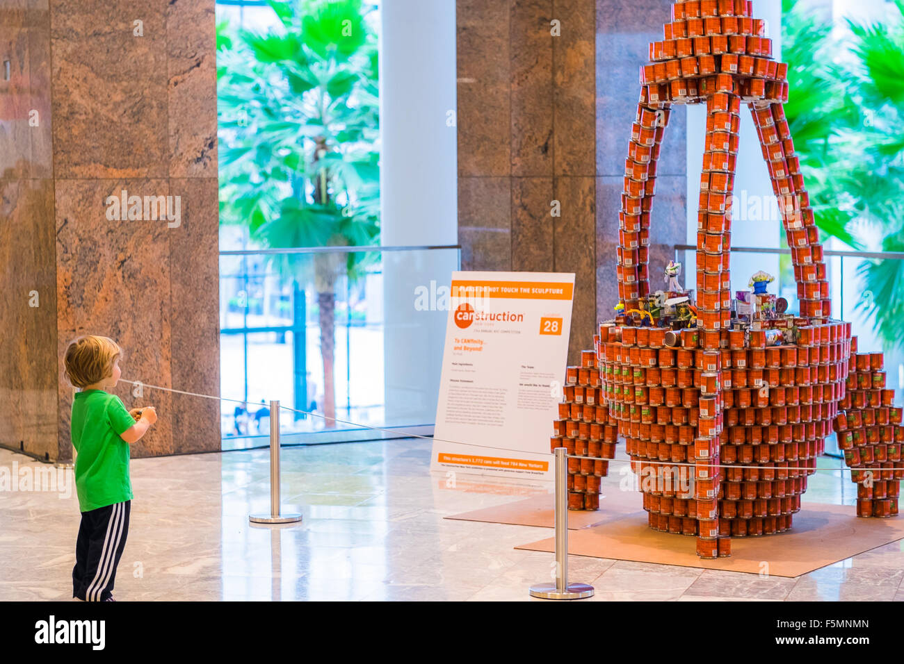 (151106) -- NEW YORK, Nov. 6, 2015 (Xinhua) -- A small child look at a ...