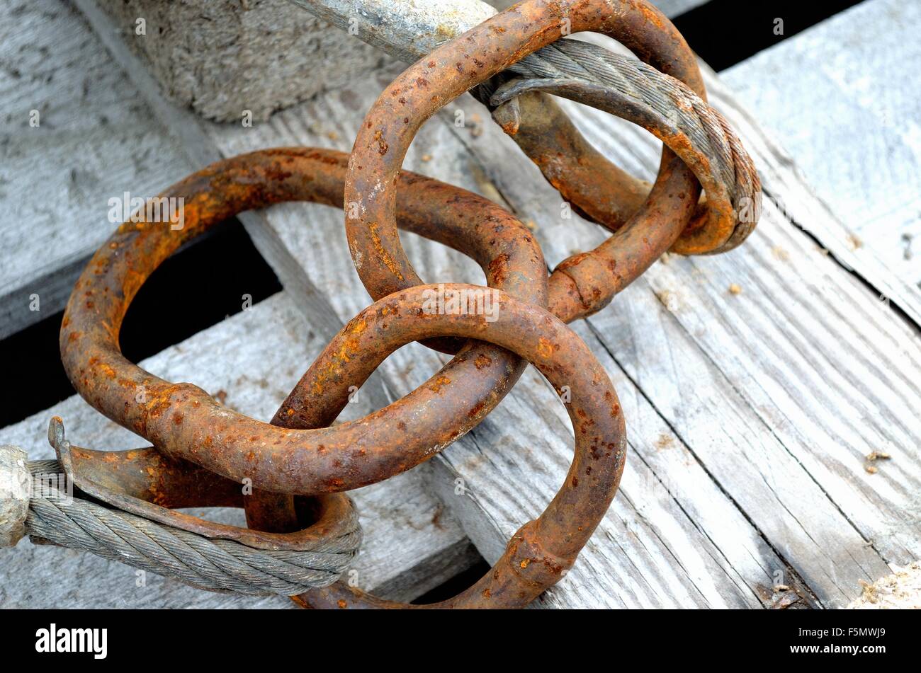 rusted metal chain link outside Stock Photo - Alamy