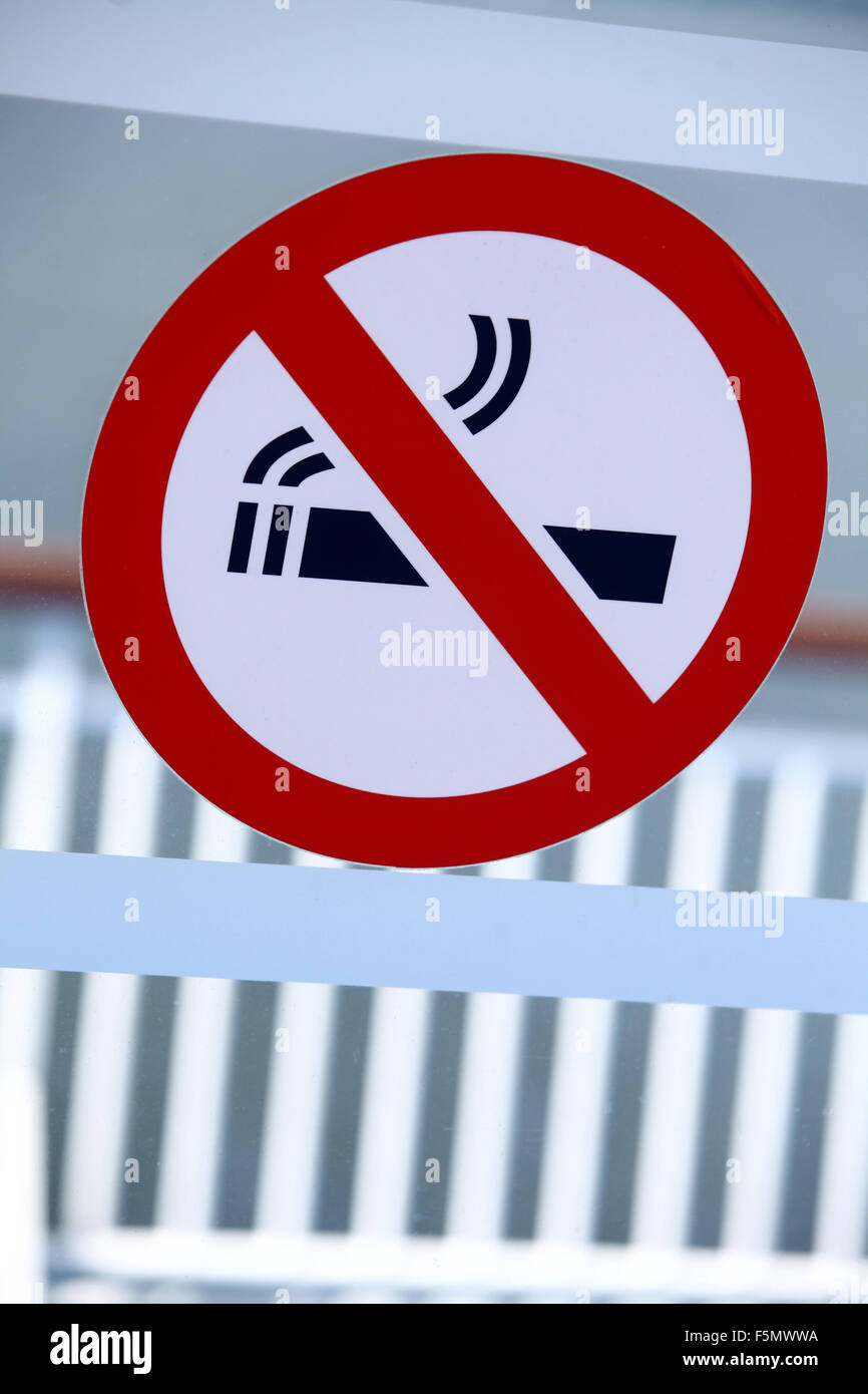 Color image of a 'Non Smoking' sign on a window Stock Photo - Alamy