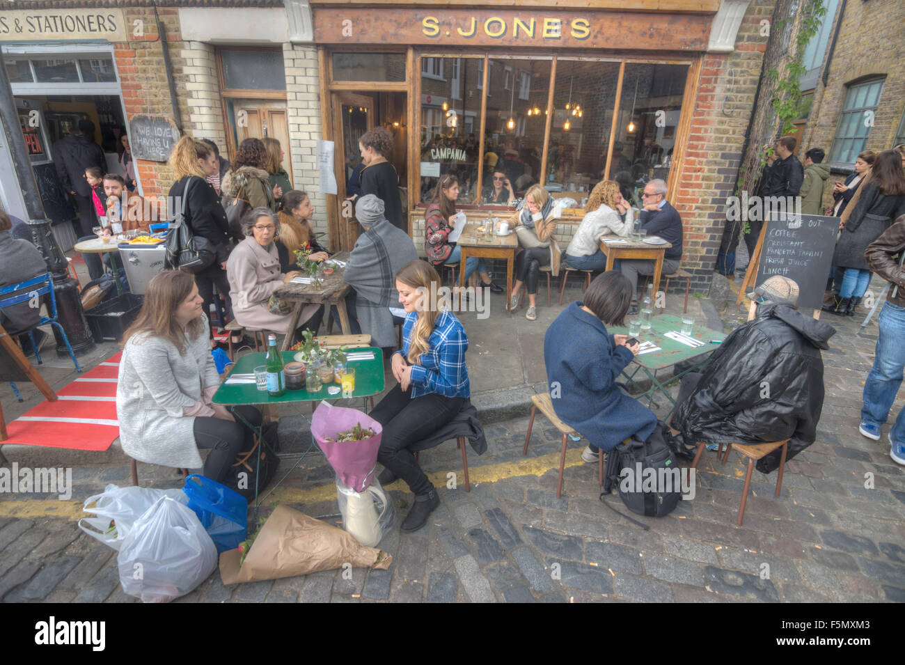 Eating at outside cafe hi-res stock photography and images - Alamy