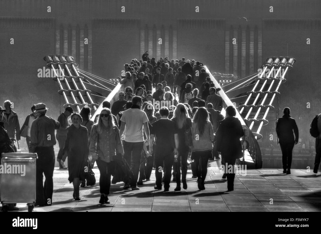 millennium bridge, crowds on bridge, people on bridge Stock Photo - Alamy