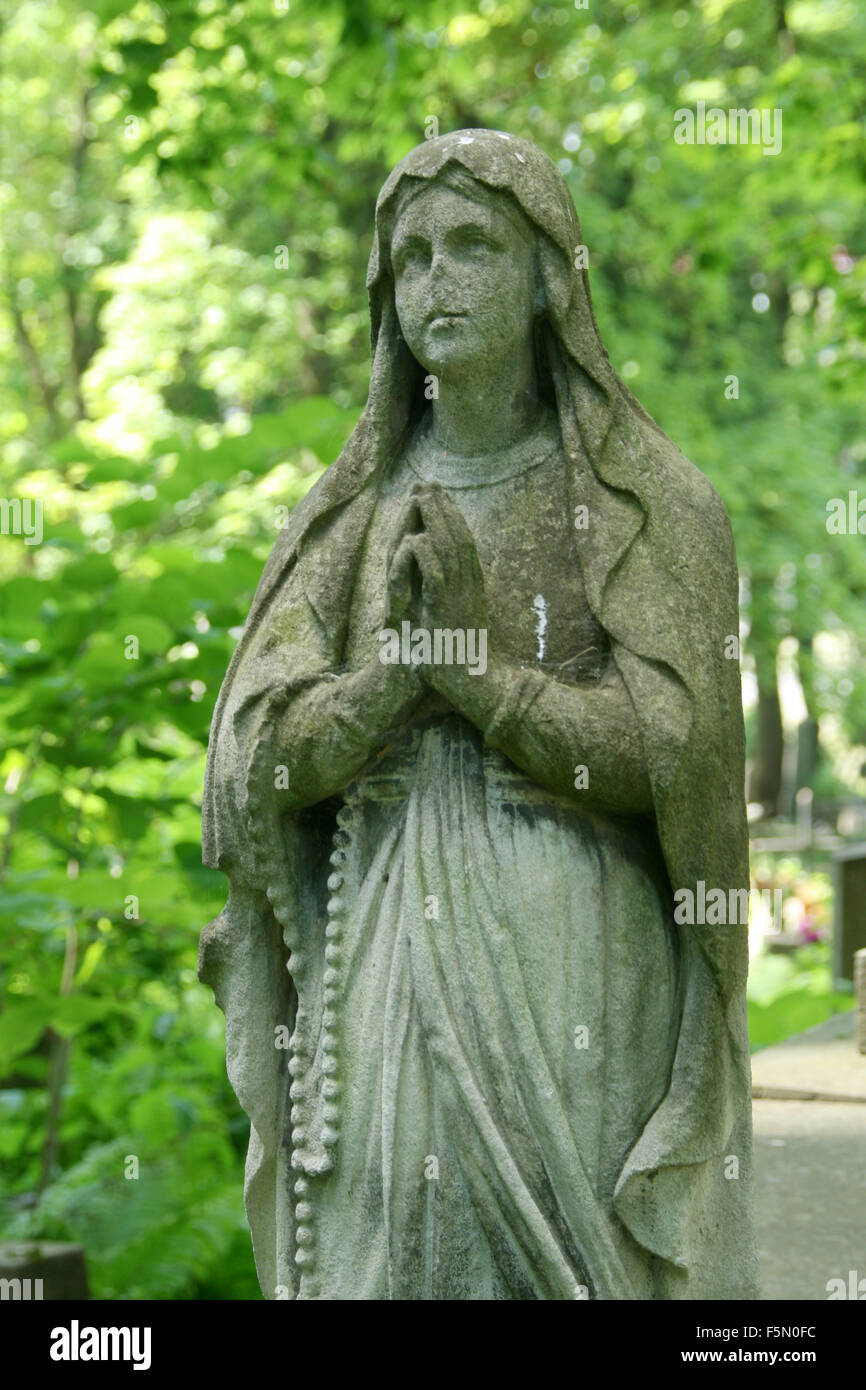 People praying at cemetery hi-res stock photography and images - Alamy