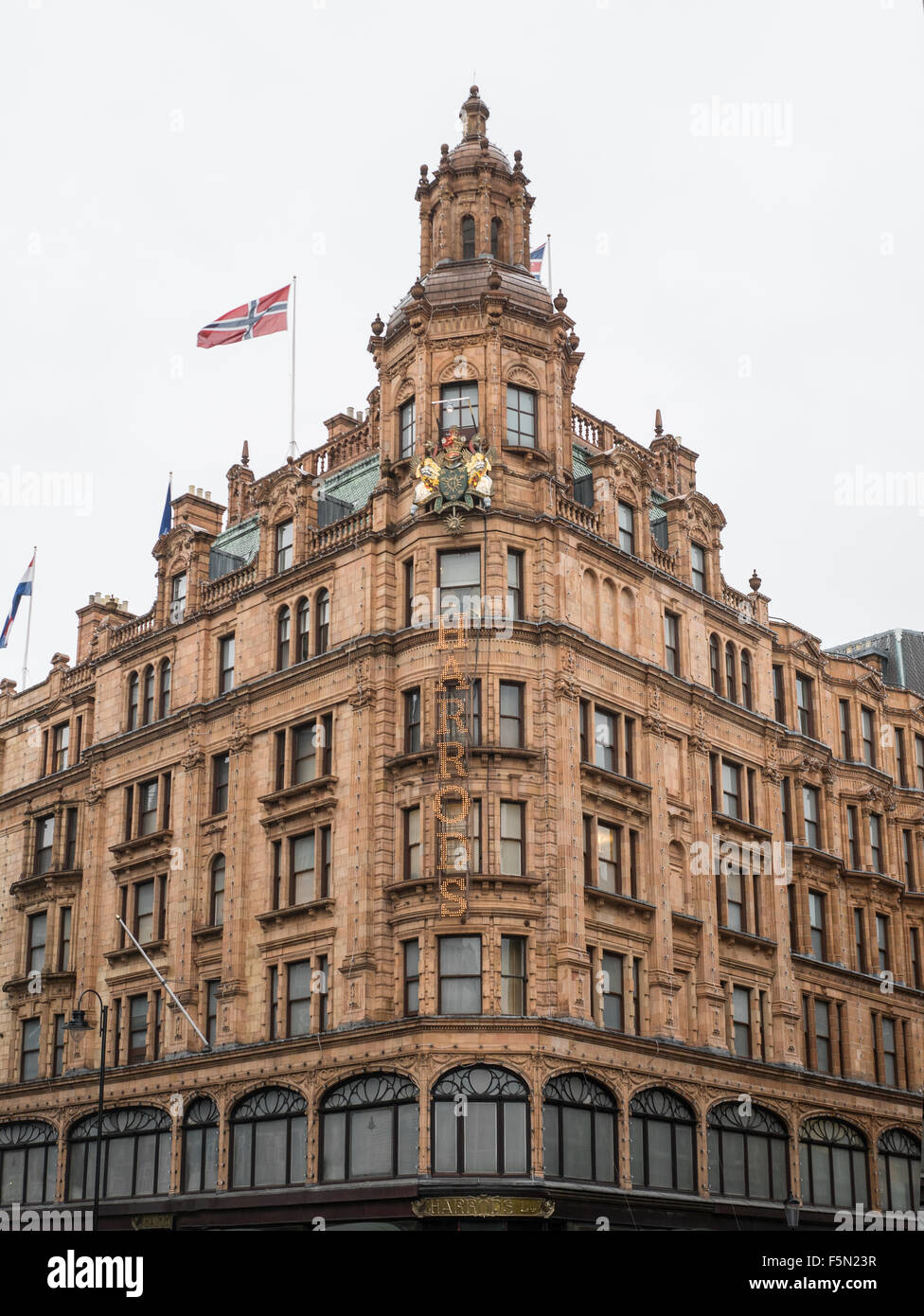 Harrods shop window hi-res stock photography and images - Alamy