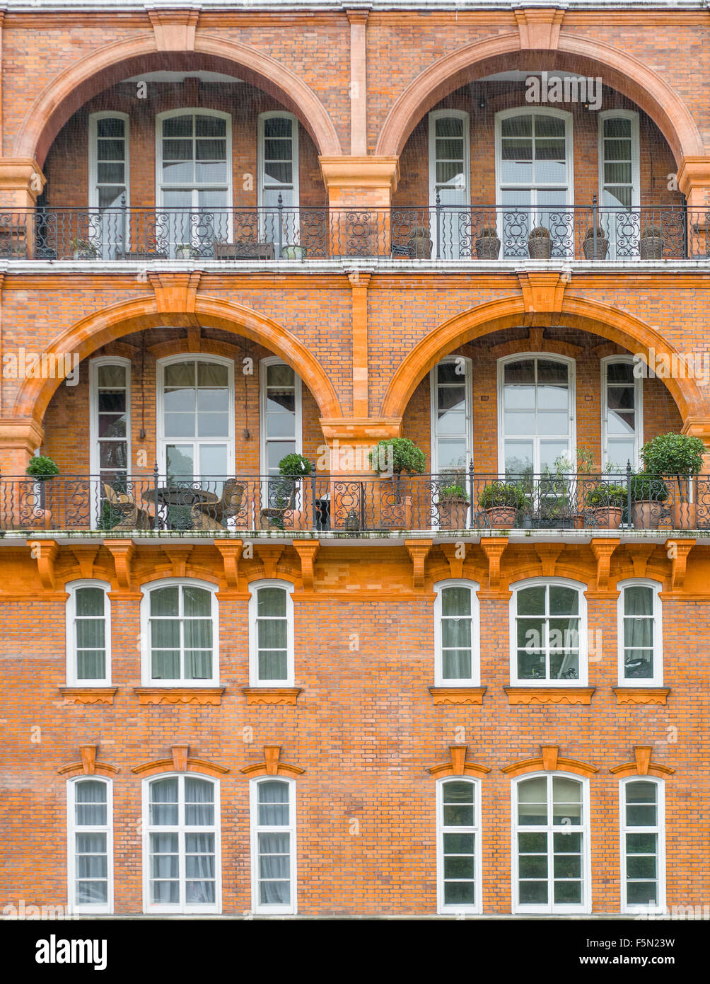 Flats on the Kensington road overlooking Hyde Park, Knightsbridge ...