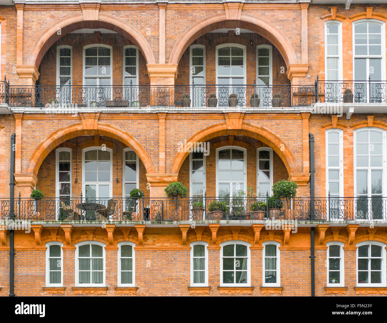 Flats on the Kensington road overlooking Hyde Park, Knightsbridge ...