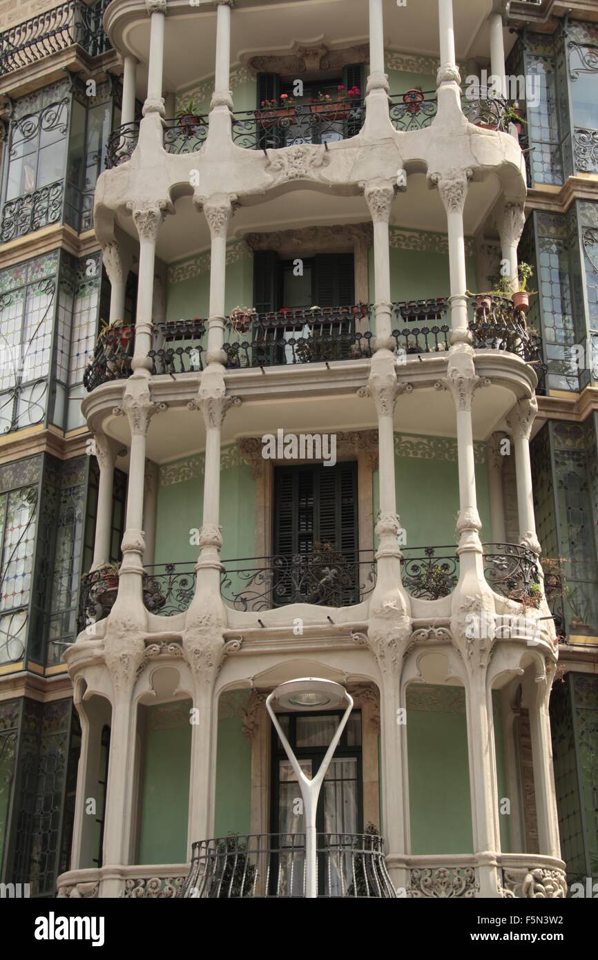 Ornate facade apartment building hi-res stock photography and images ...